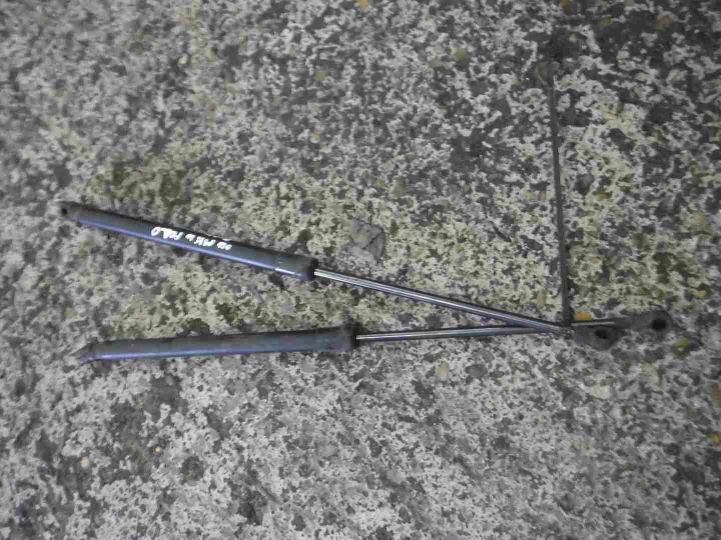 Volkswagen Polo 2003-2006 9N Tailgate Gas Boot Struts 6Q6827650A ...